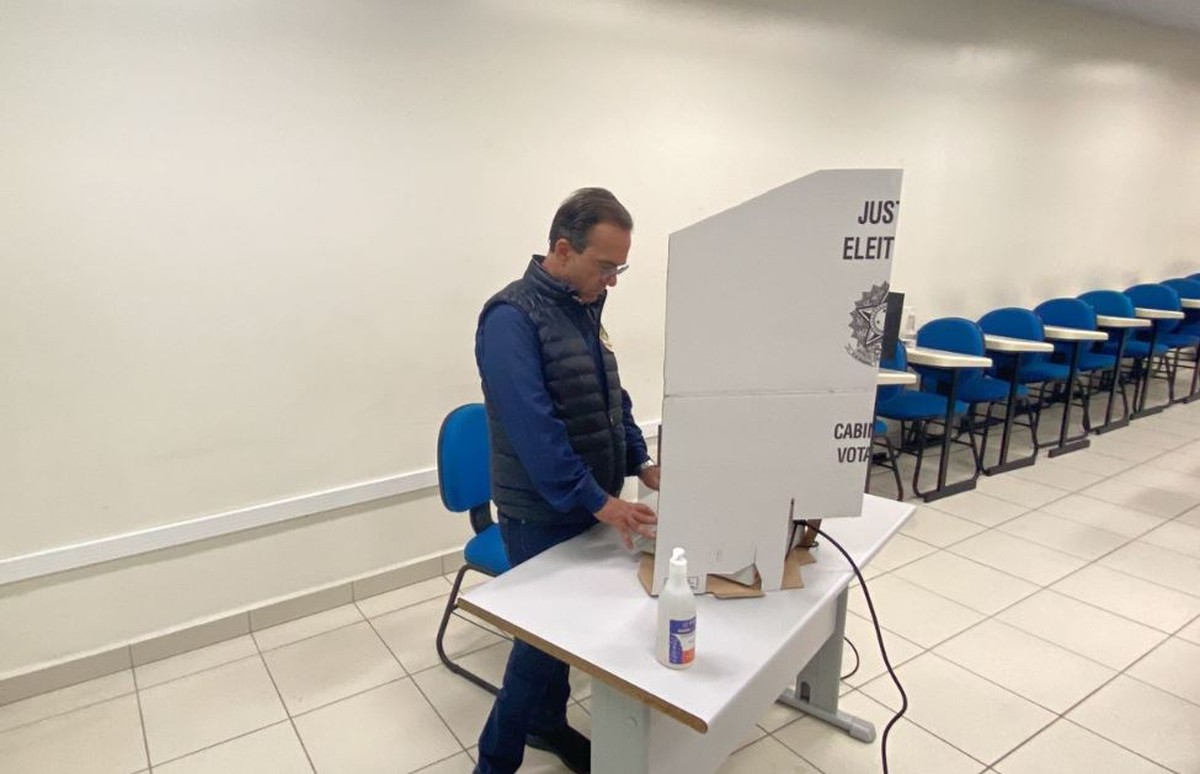 Décio Lima, candidato do PT ao governo de Santa Catarina, vota em ...