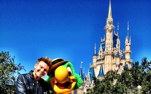 Michel Teló tira foto com Zé Carioca, na Disney - Quem | QUEM News