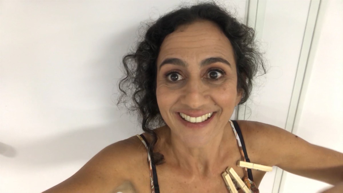 Maria Menezes dramatiza os possíveis problemas com a vizinhança durante ...