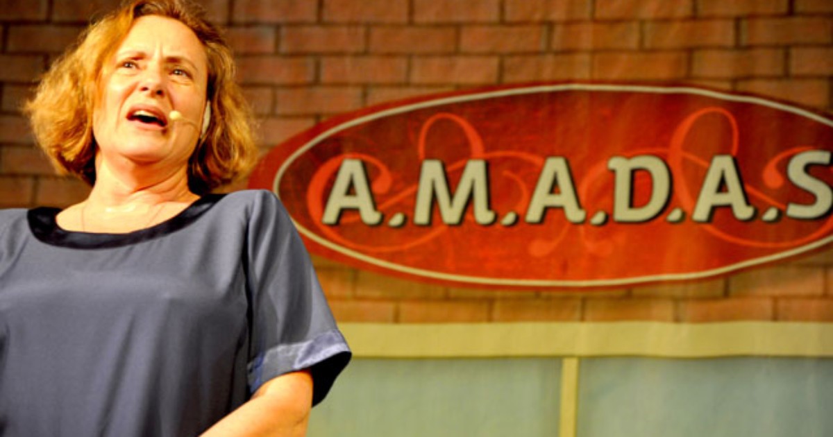 G1 - Elisabeth Savala apresenta comédia 'A.M.A.D.A.S.' em Pederneiras ...