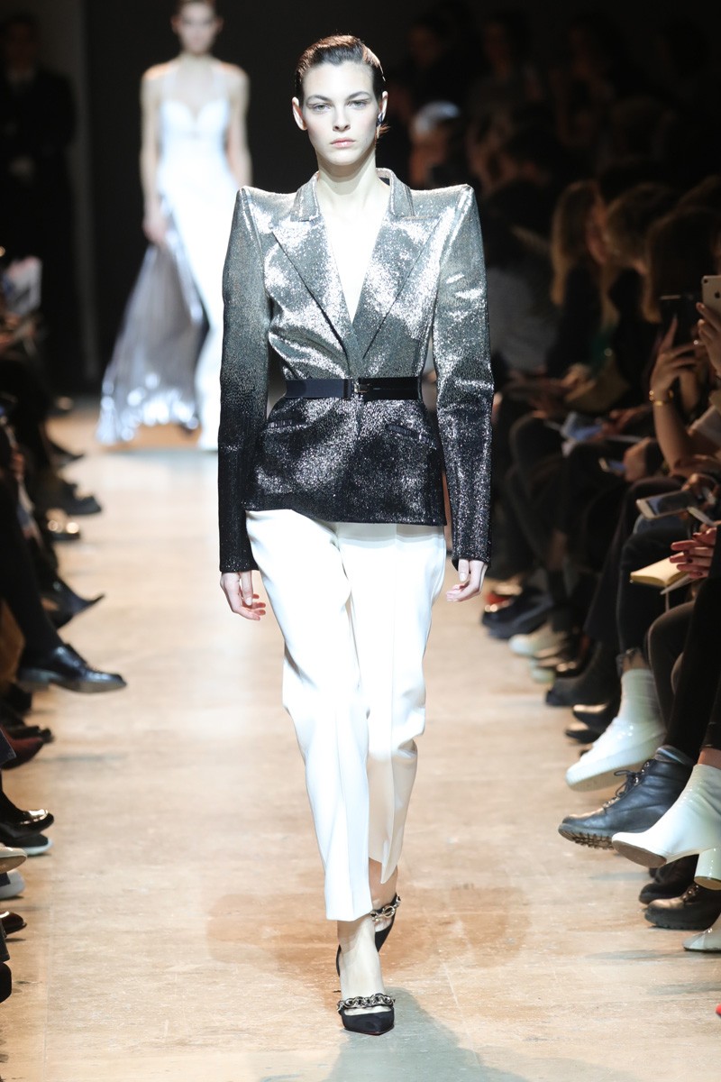 Mugler passeia em seu habitat natural com inverno 2018 oitentista ...