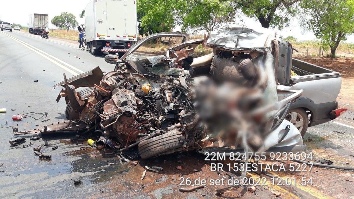 Batida Frontal Entre Caminhão E Picape Causa Duas Mortes E Deixa Br 153