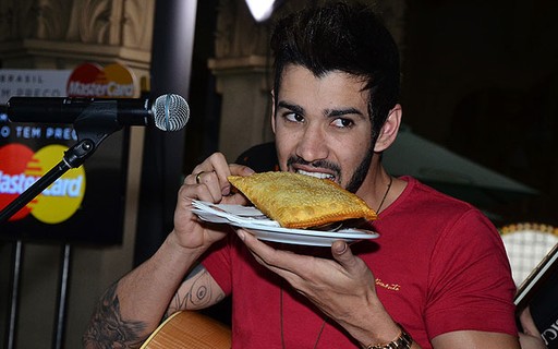 Gusttavo Lima come pastel durante show em São Paulo - Quem | Sertanejos