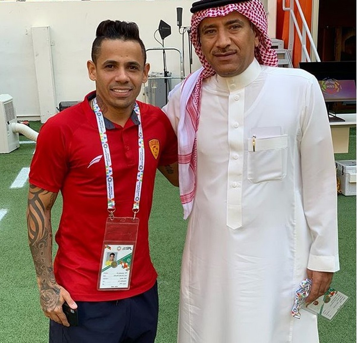 Elton e o Oriente Médio: promessa do Corinthians toca a vida na Arábia ...