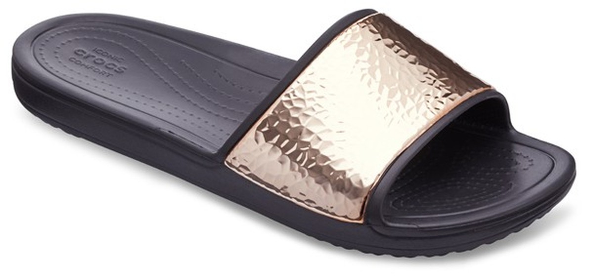 Crocs lança linha de chinelos metalizados | Moda | Glamour