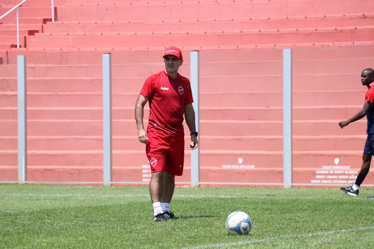 Schulle prega dedicação máxima do Vila contra o Guarani: "Se desmaiar ...