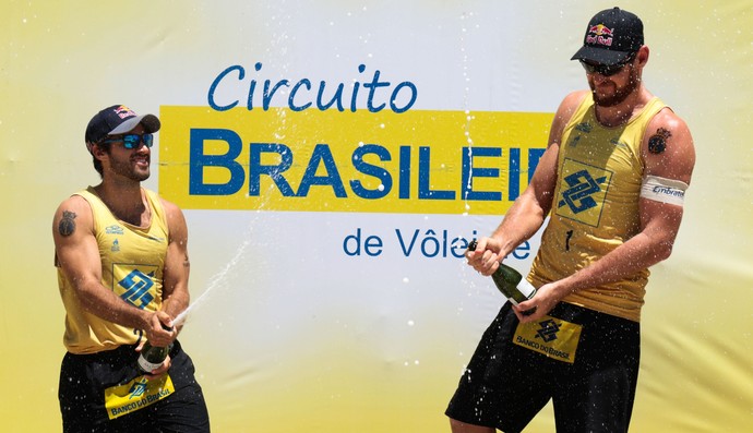 Contra o vento, pés no chão: Alison e Bruno miram Super Praia após título