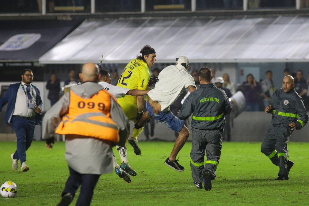 Cássio é agredido por torcedor do Santos após classificação do ...
