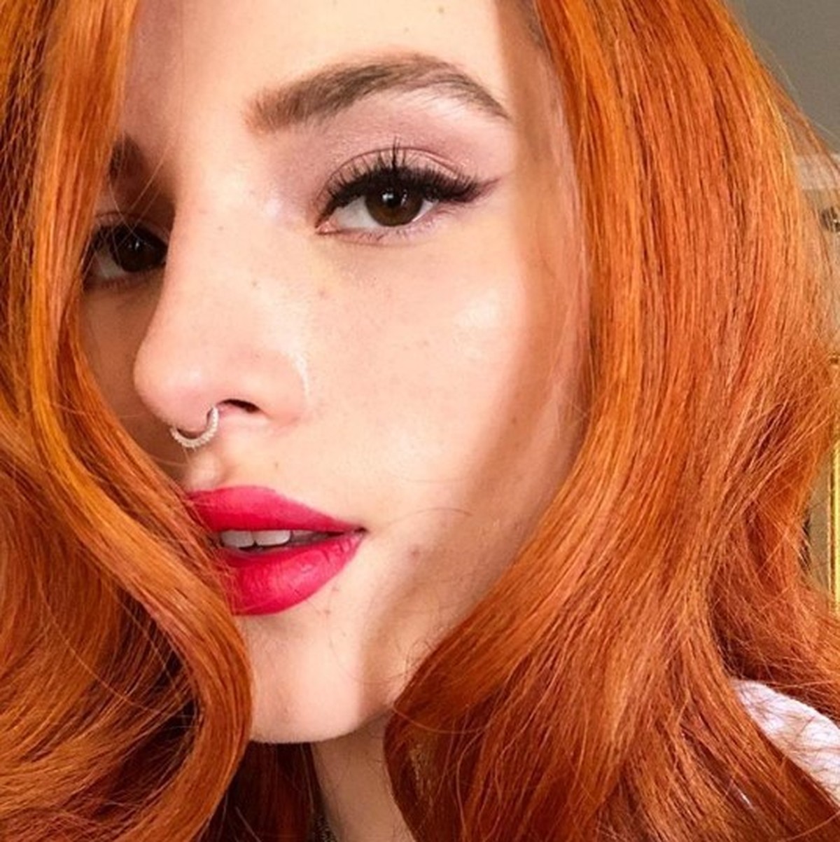 Bella Throne posta foto em close e brinca: "Tenho os cílios de volta ...