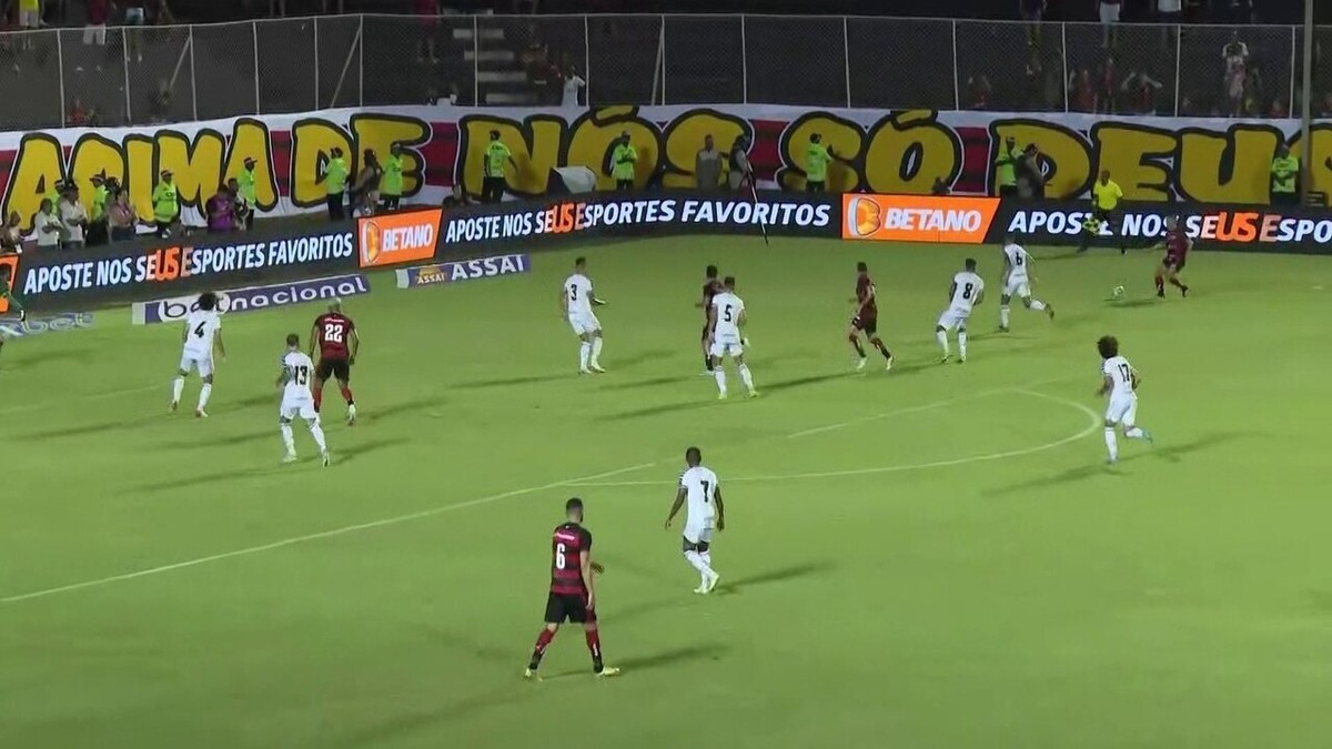 Jogadores do Vitória lamentam gol sofrido nos acréscimos contra o Santa ...