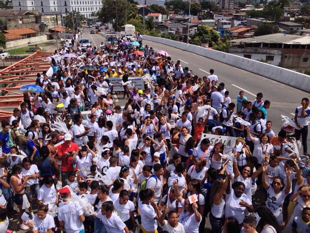 G1 - Caminhada pela Paz reúne jovens dos Coelhos e Coque, no Recife ...