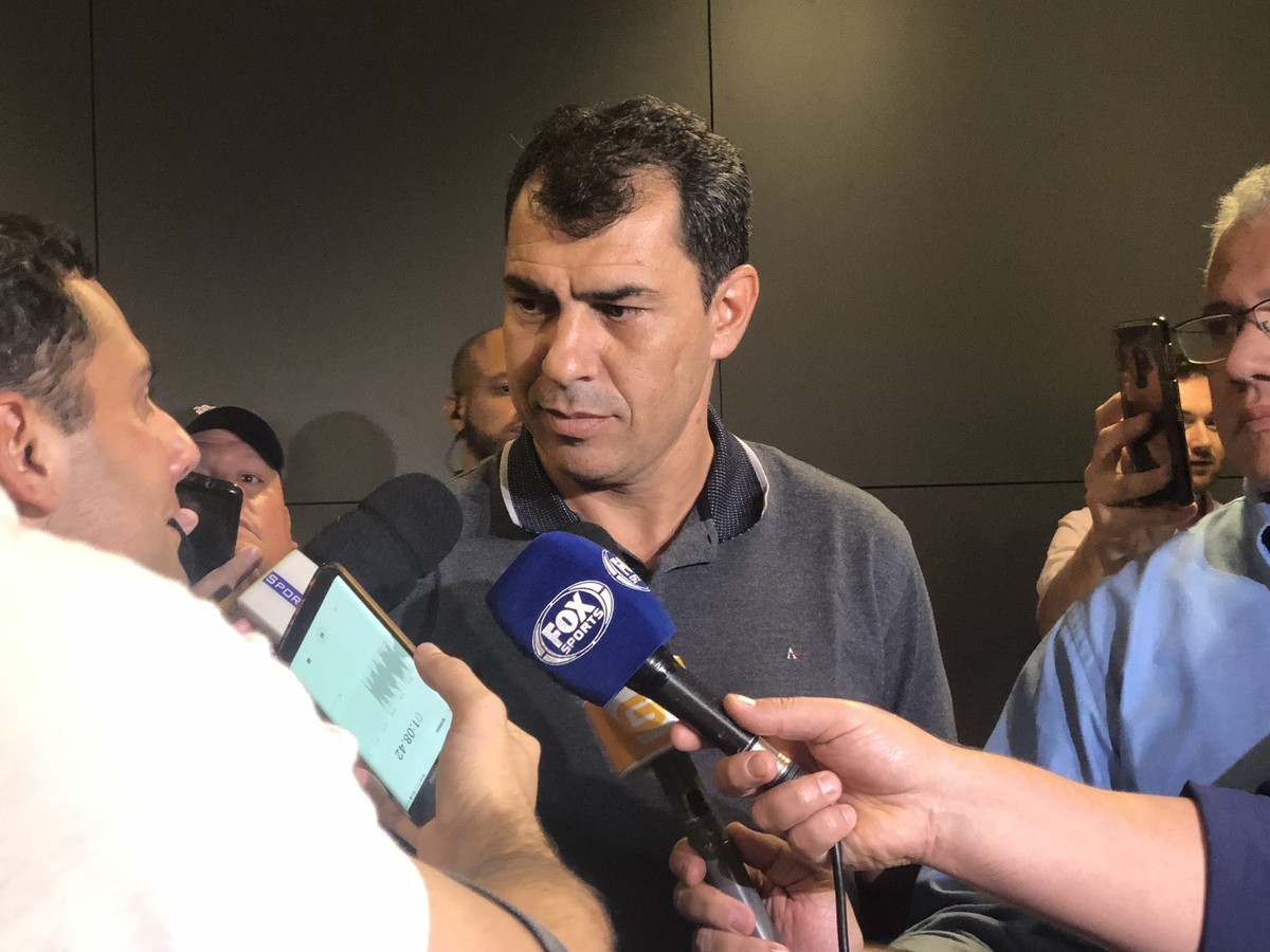 Fábio Carille chega ao Brasil com festa da torcida do Corinthians ...