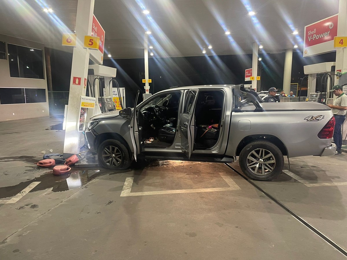 Com caminhonete roubada, motorista tenta fugir de blitz e bate em bomba de posto de combustível ...