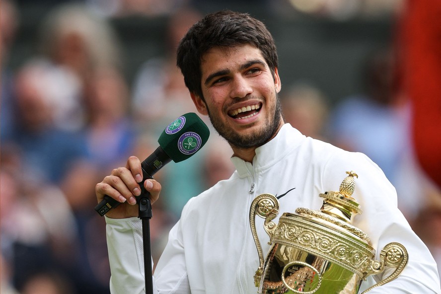 Carlos Alcaraz bate Novak Djokovic e conquista título de Wimbledon pela primeira vez na carreira