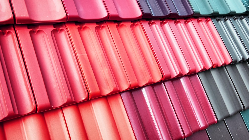 Invista em originalidade na hora de pintar as telhas da casa ...