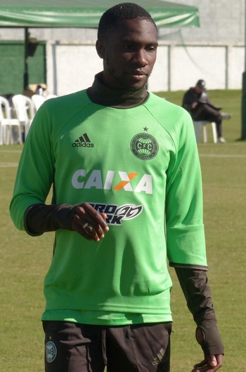 Negueba é relacionado, mas deve começar no banco contra o Juventude