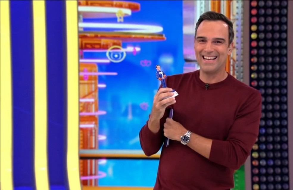 Notícias | Tadeu Schmidt é presenteado com boneco miniatura do 'super ...