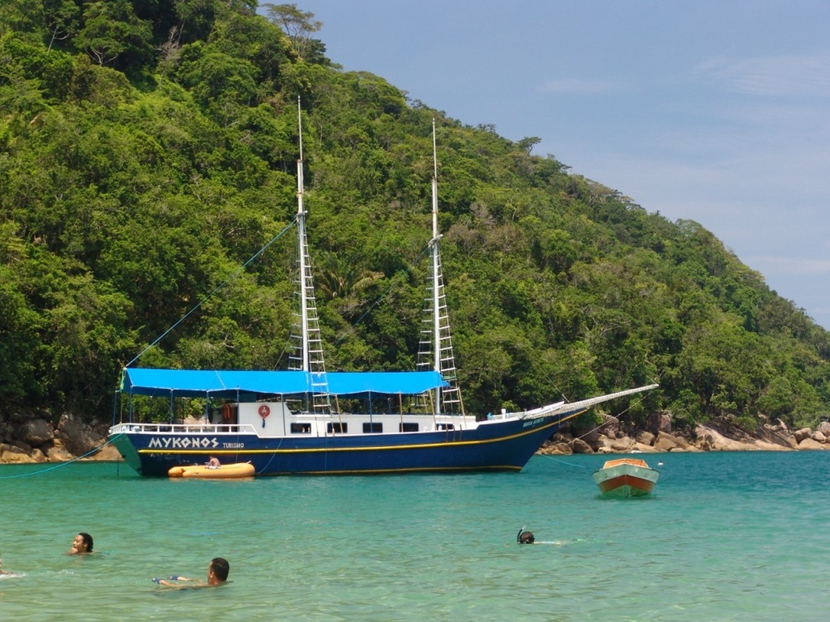 Passeio de escuna é opção de lazer para turistas em Ubatuba, SP | Verão ...