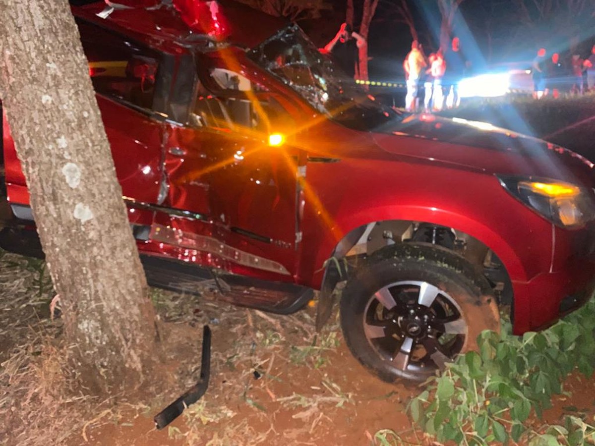 Homem morre após perder controle do veículo e bater contra árvore na PR ...