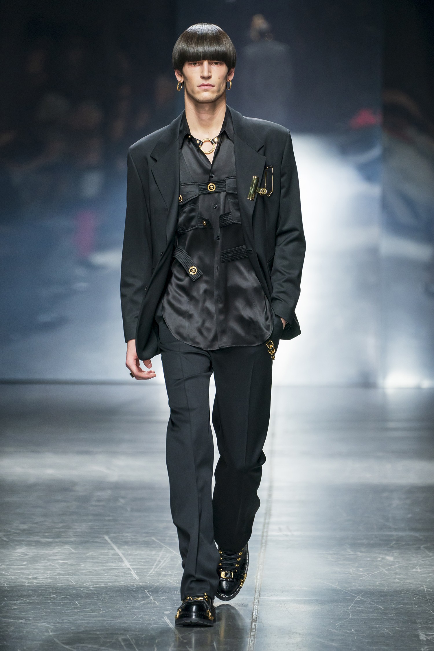 Versace inverno 2019: conheça o modelo brasileiro que roubou a cena do ...