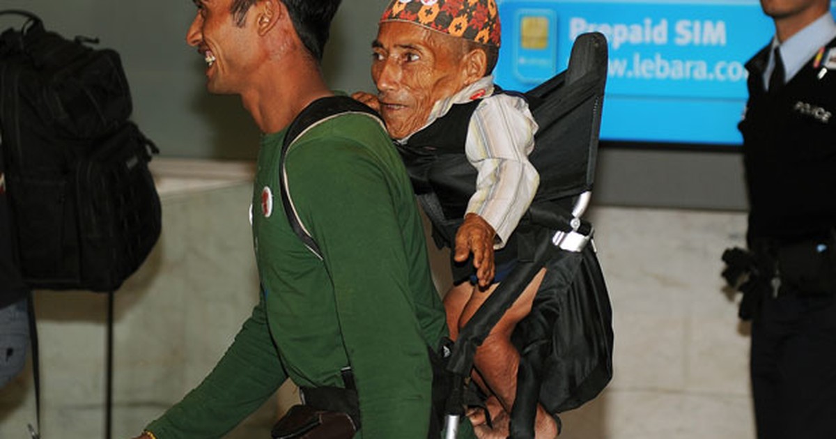 G1 - Menor homem do mundo é carregado como criança em aeroporto ...