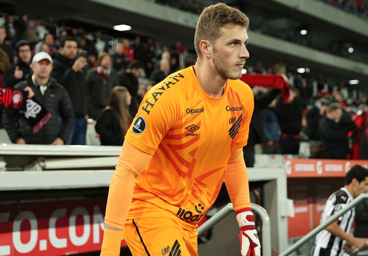 Athletico estende contrato do goleiro Bento até dezembro de 2026 ...