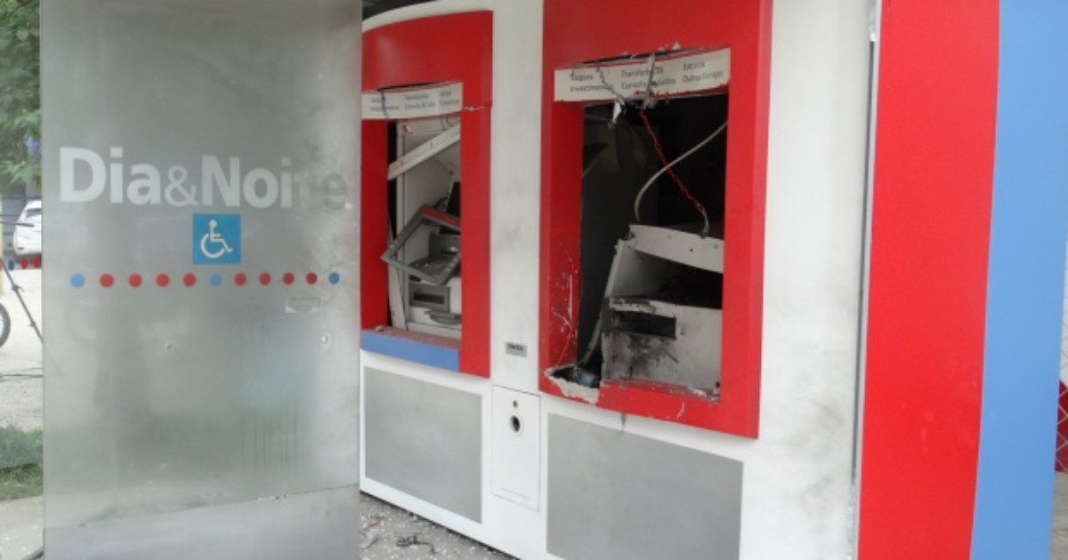 G1 Grupo Explode Caixas Eletrônicos E Foge De Barco Em Guarujá Sp