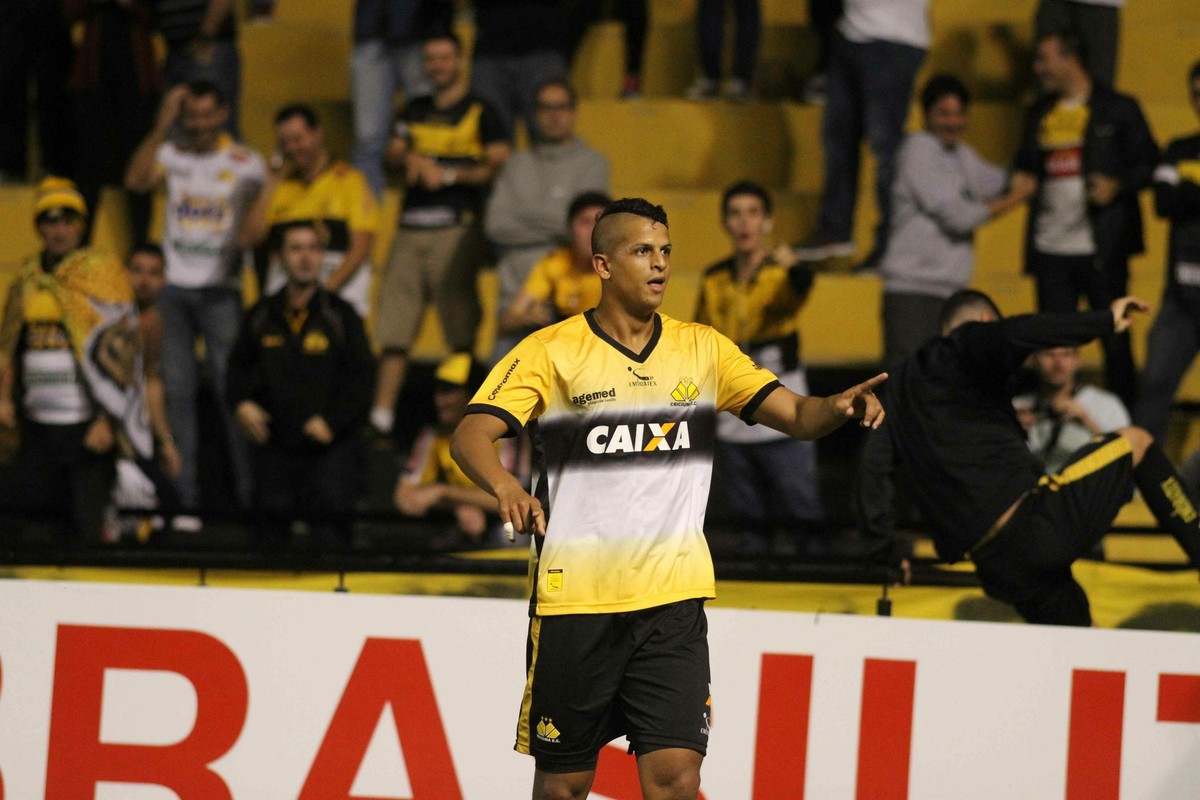 Lei do ex para voltar a balançar a rede? Em jejum no Guarani, Lucão do ...