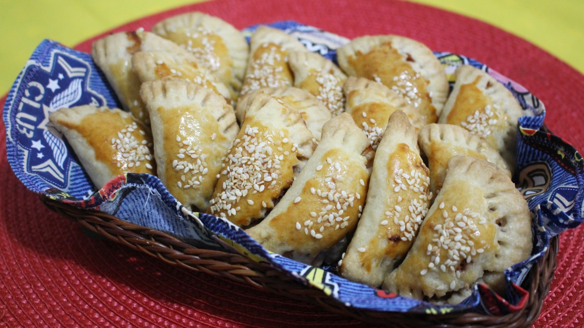 Mini pastel de calabresa é ótima opção para festinhas ou happy hour ...