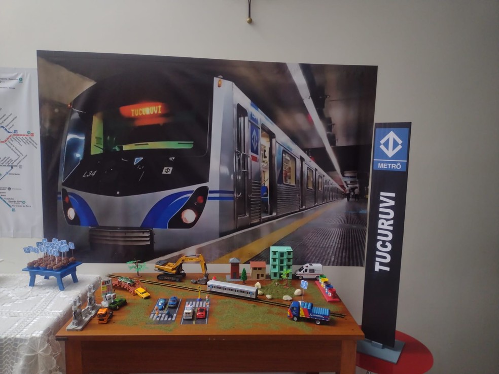 Apaixonado pelo Metrô, menino faz 6 anos e ganha festa de aniversário ...