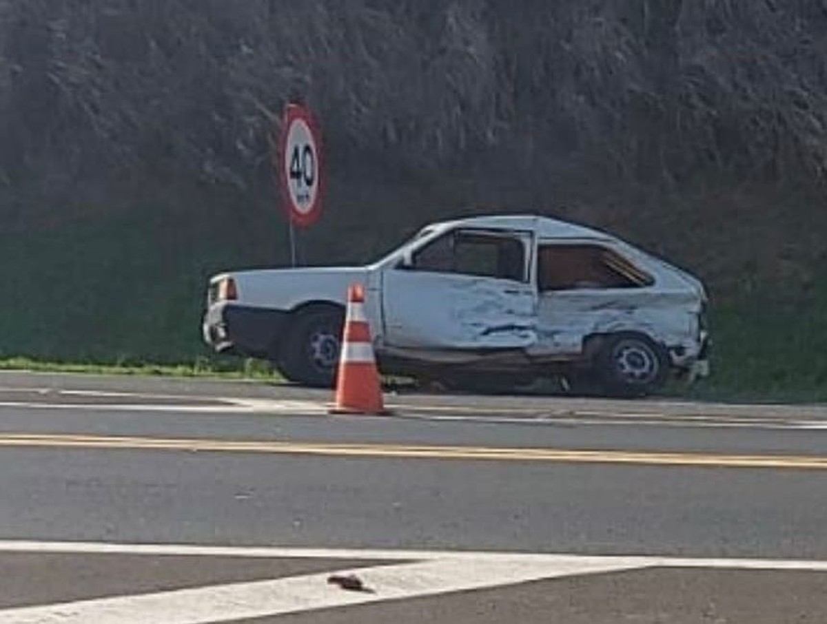 Acidente entre carro e caminhão deixa duas pessoas gravemente feridas ...
