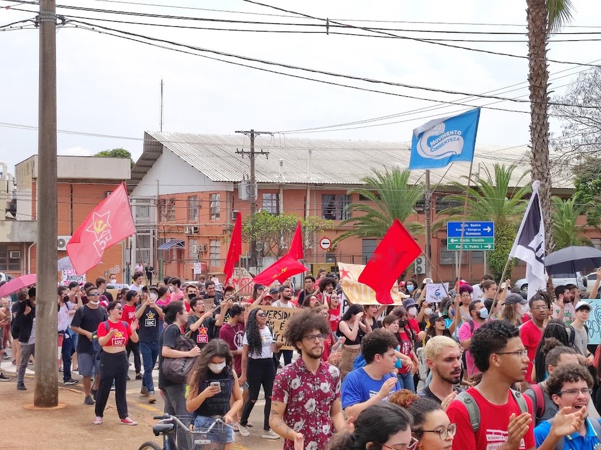 Estudantes da Unicamp fazem paralisação e impedem aulas em ato contra ...
