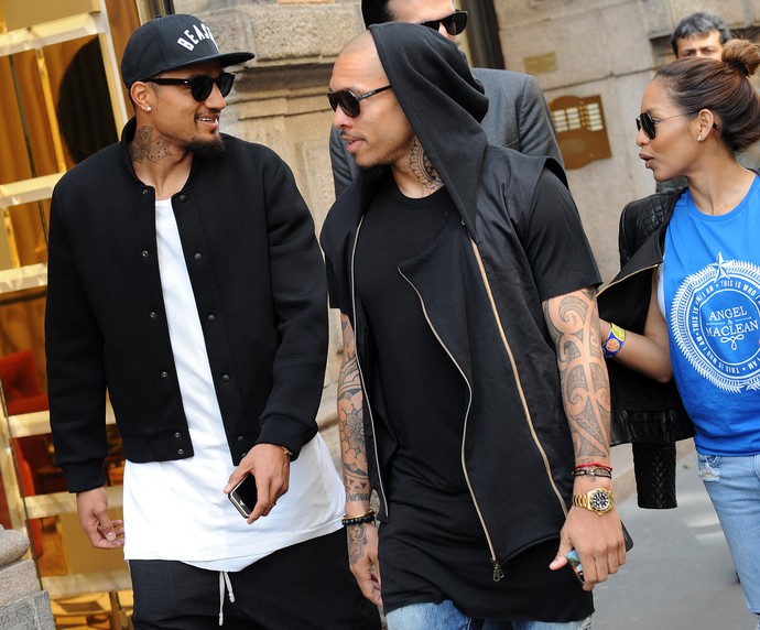 Amigos e ex-colegas, Prince Boateng e Nigel De Jong passeiam por Milão ...