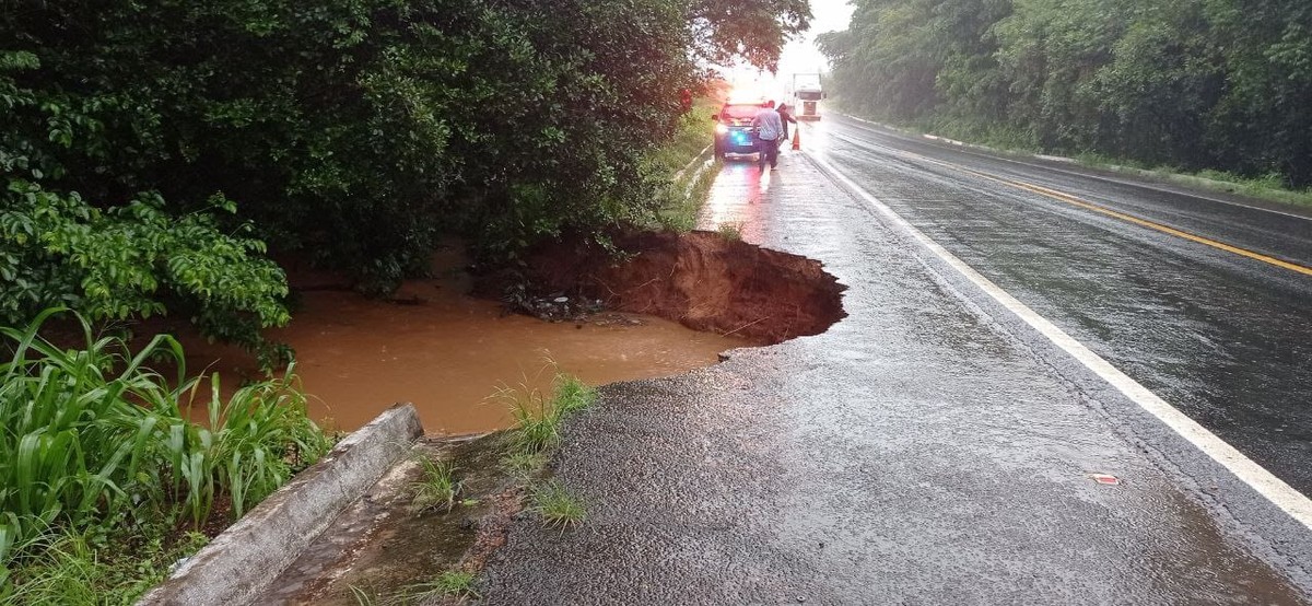 Cratera engole acostamento e avança em trecho da BR-153 em Wanderlândia ...