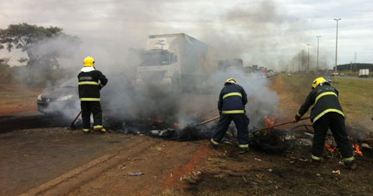 G1 - Após 3 h, grupo libera BR-070 e cria comissão para discutir com ...