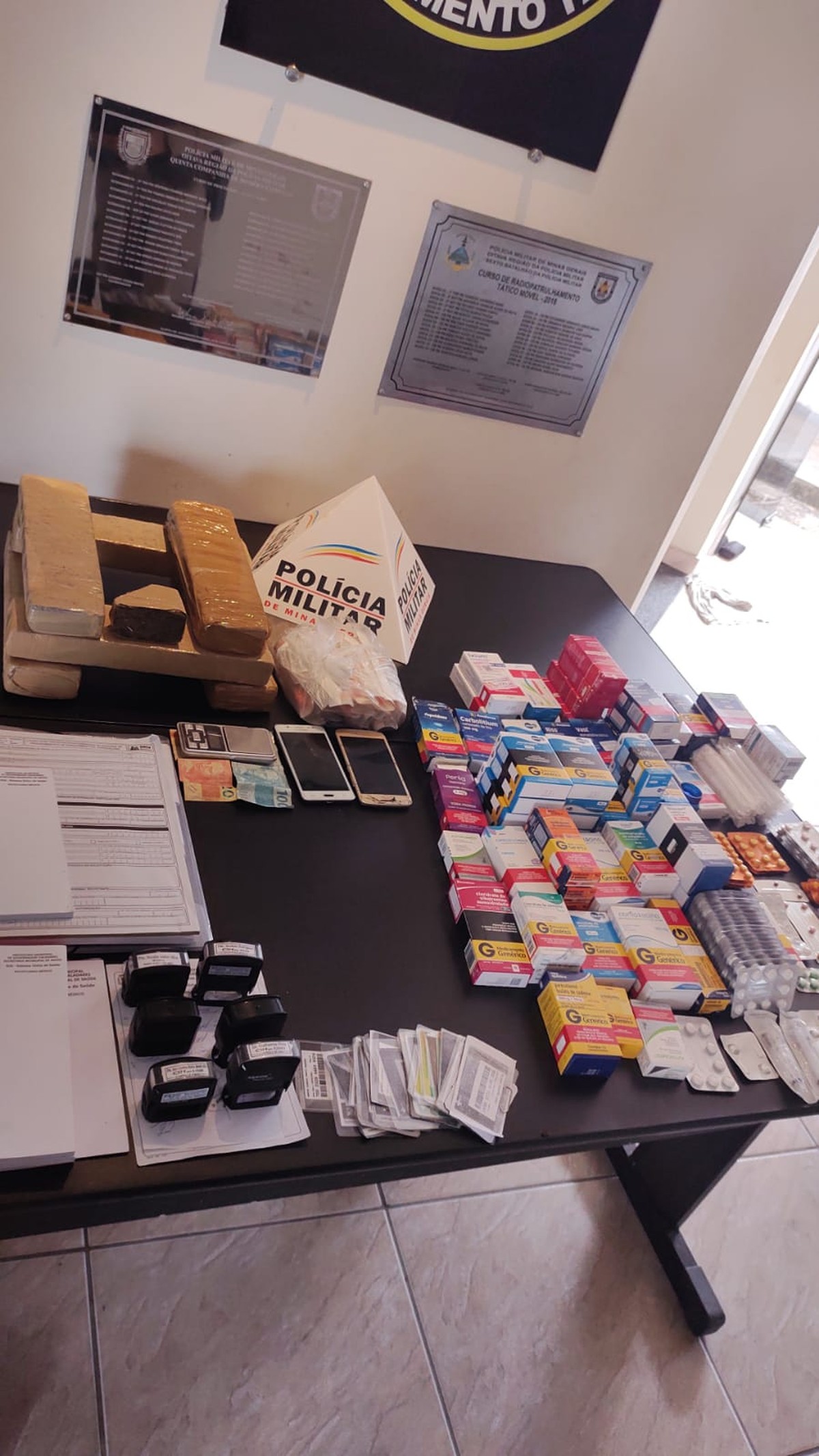 Homem é preso suspeito de vender medicamentos e traficar drogas em ...