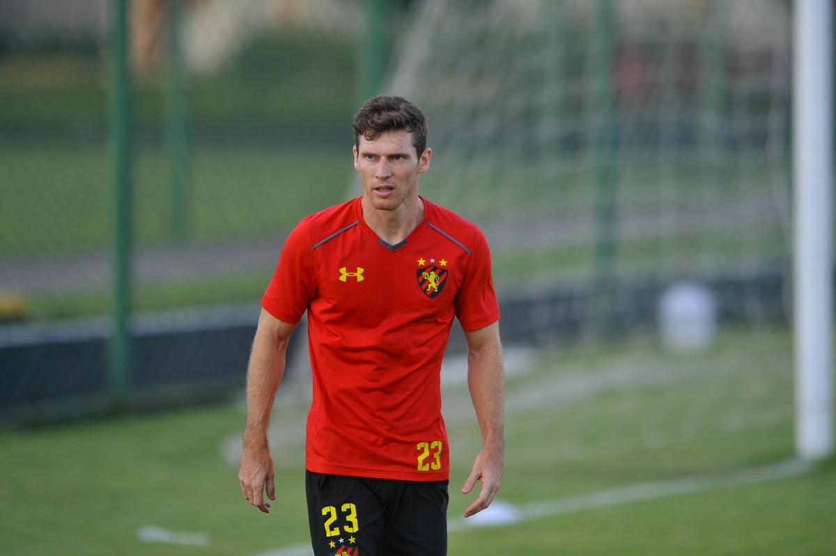 Sem Sander, Raul Prata é testado na lateral esquerda do Sport | sport | ge