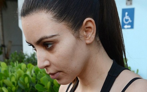 Em cena rara, Kim Kardashian é fotografada sem maquiagem - Quem | QUEM News