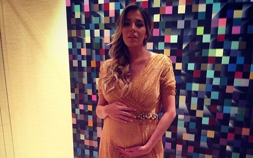 Grávida, Luma Costa usa vestido com fenda generosa - Quem | QUEM News