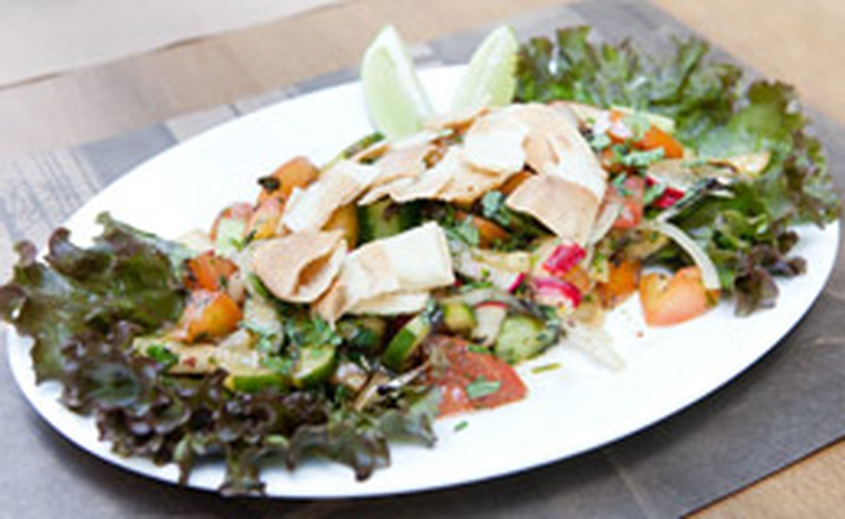 Salada árabe fatouche | Saladas | Receitas