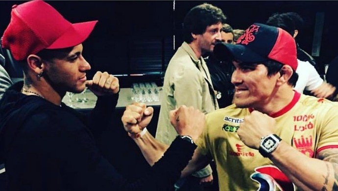 Neymar encontra ex-UFC, posa para encarada e brinca: ''Será que é bravo?''