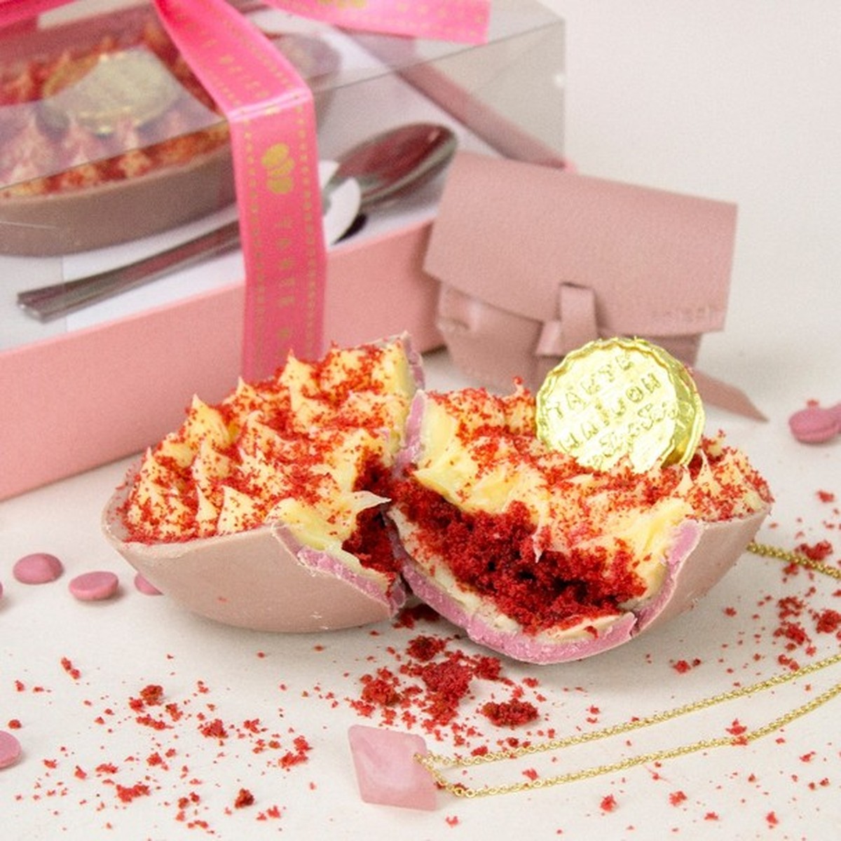 Ovo de red velvet com leite ninho + um colar banhado a ouro de brinde ...