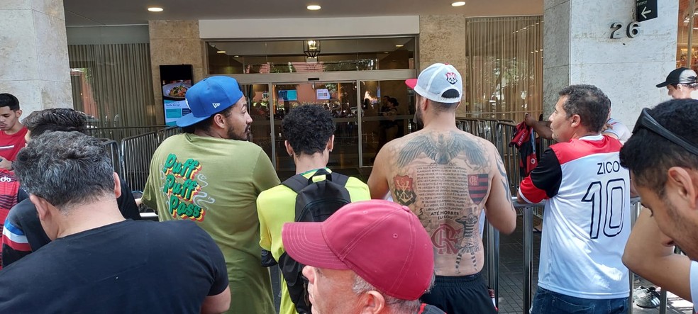 Com tatuagem gigante de Gabigol nas costas, torcedor vai ao hotel do ...