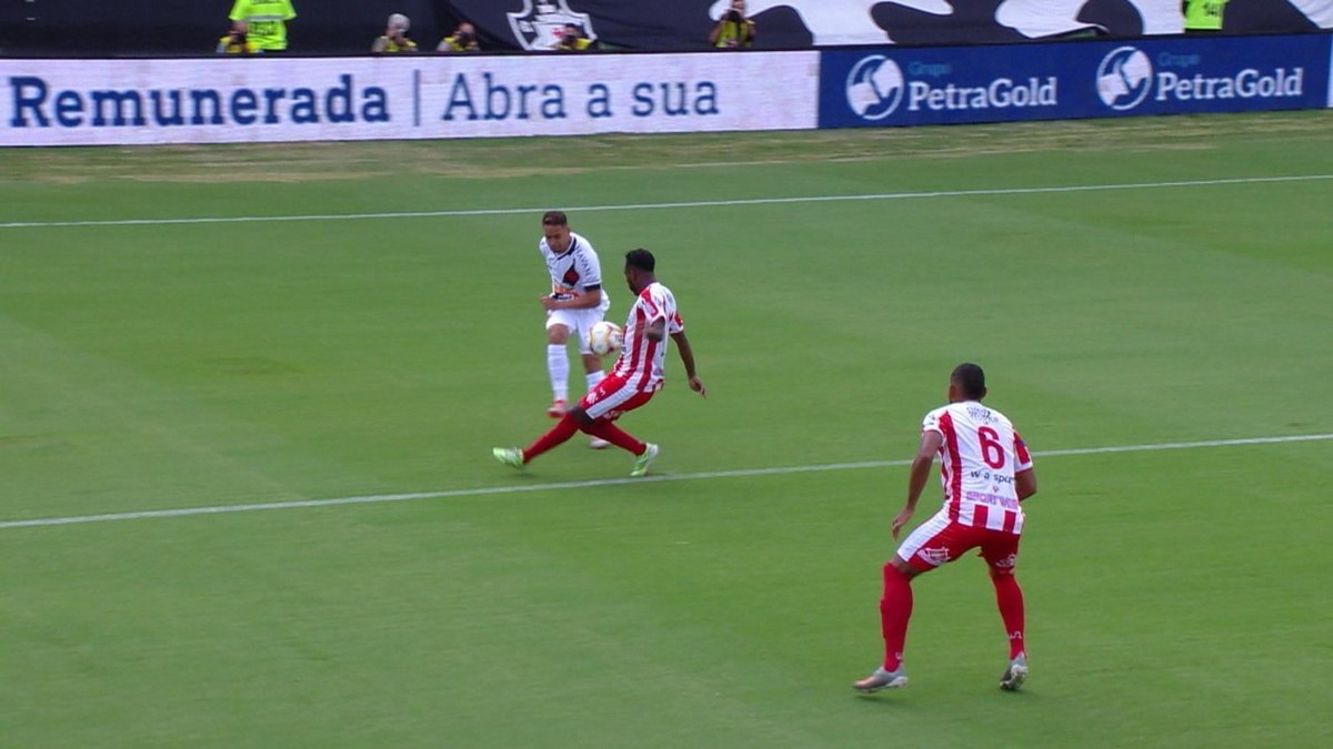 Central do Apito: PC Oliveira diz que árbitro errou ao não marcar ...