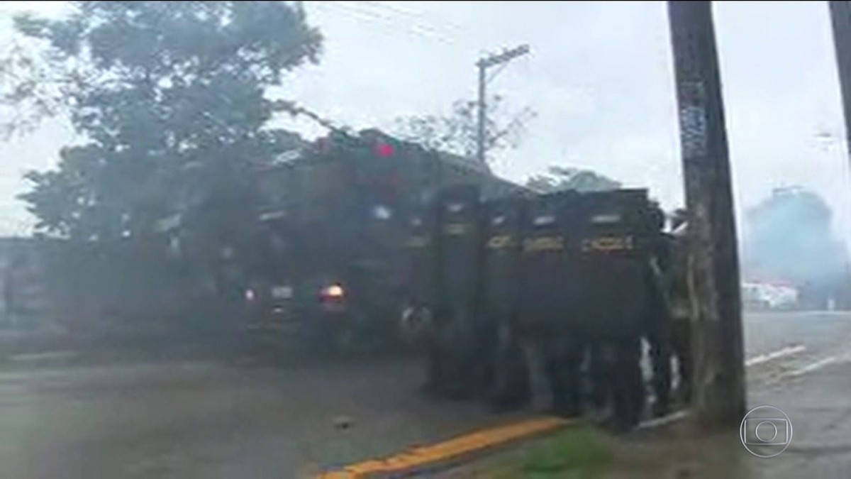 Tropa de choque avança durante reintegração de posse em terreno na Zona ...
