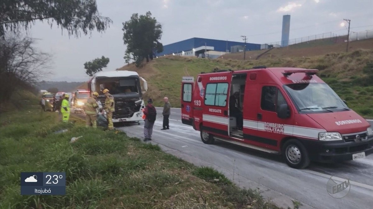 Ônibus com trabalhadores bate na traseira de caminhão e deixa 17 feridos na Fernão Dias, em ...