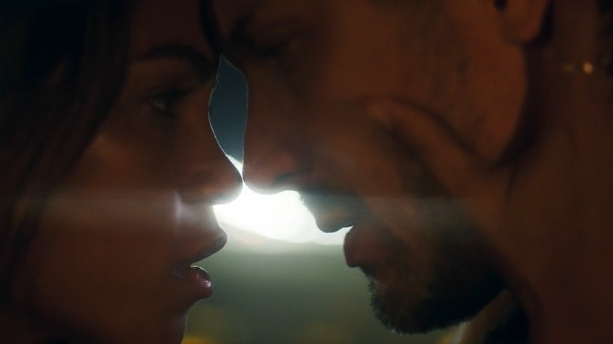 Travessia: veja imagens do primeiro beijo de Brisa e Oto | Travessia | gshow