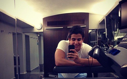 Enzo posa sorridente em academia em Paris - Quem | QUEM News