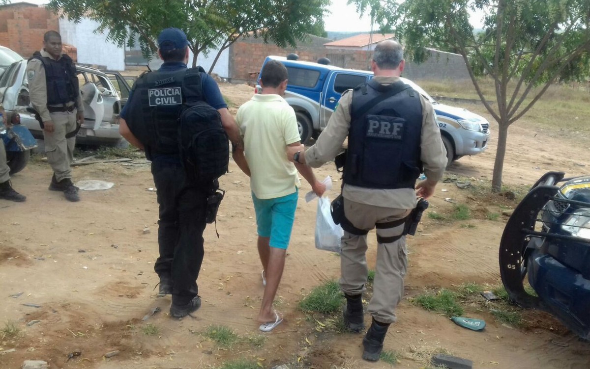 Suspeitos De Integrar Facção Criminosa São Presos E R 1 8 Milhão é