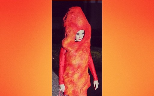Katy Perry usa fantasia de Cheetos em festa de Halloween - Quem | QUEM News